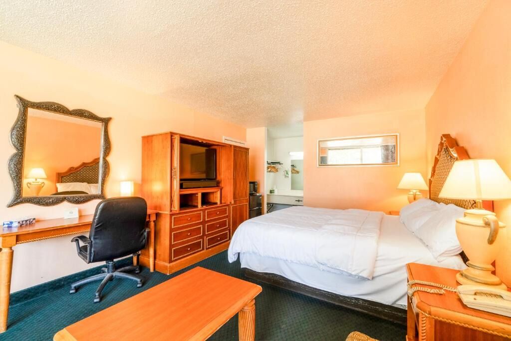 Bright King Room W/ Seasonal Pool  Affordable Comfort Near Lawton Hotspots - Medicine Park, OK