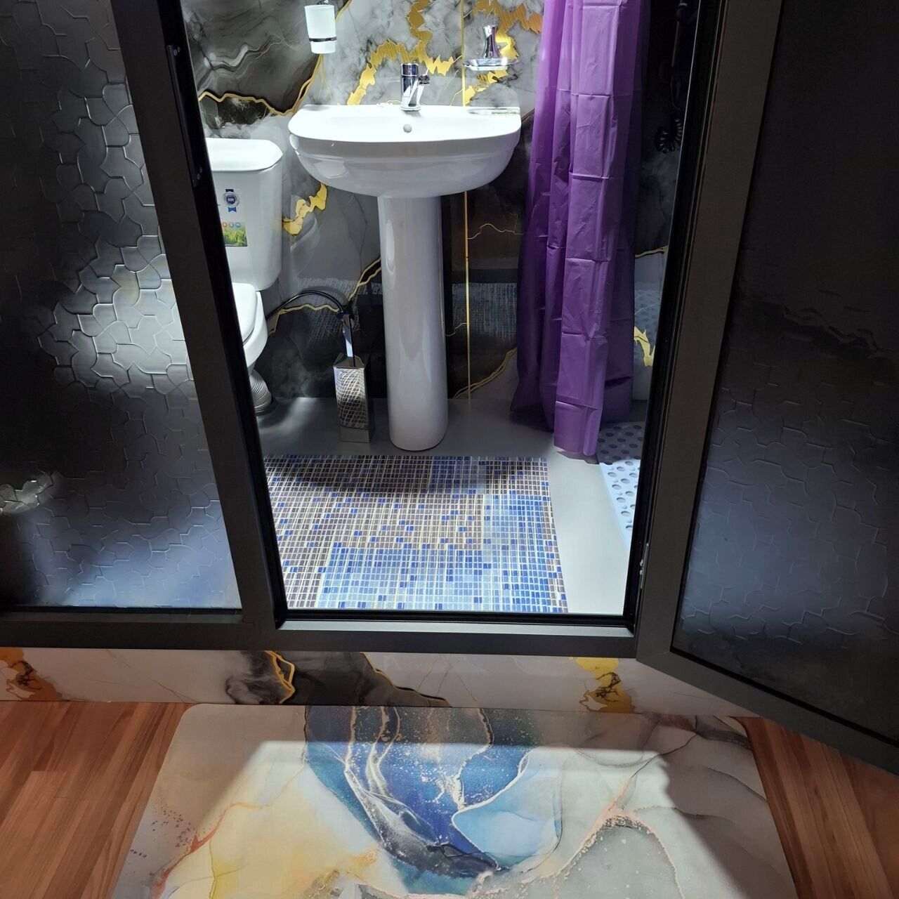 Quarto Duplo Comfort, Vista para a cidade | Casa de banho | Artigos de higiene pessoal grátis, chinelos, toalhas fornecidas, sabão 