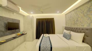 Quarto casal luxo | Escrivaninha, espaço de trabalho para notebook