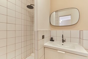 Apartamento | Casa de banho | Um secador de cabelo, toalhas fornecidas, sabão, champô 