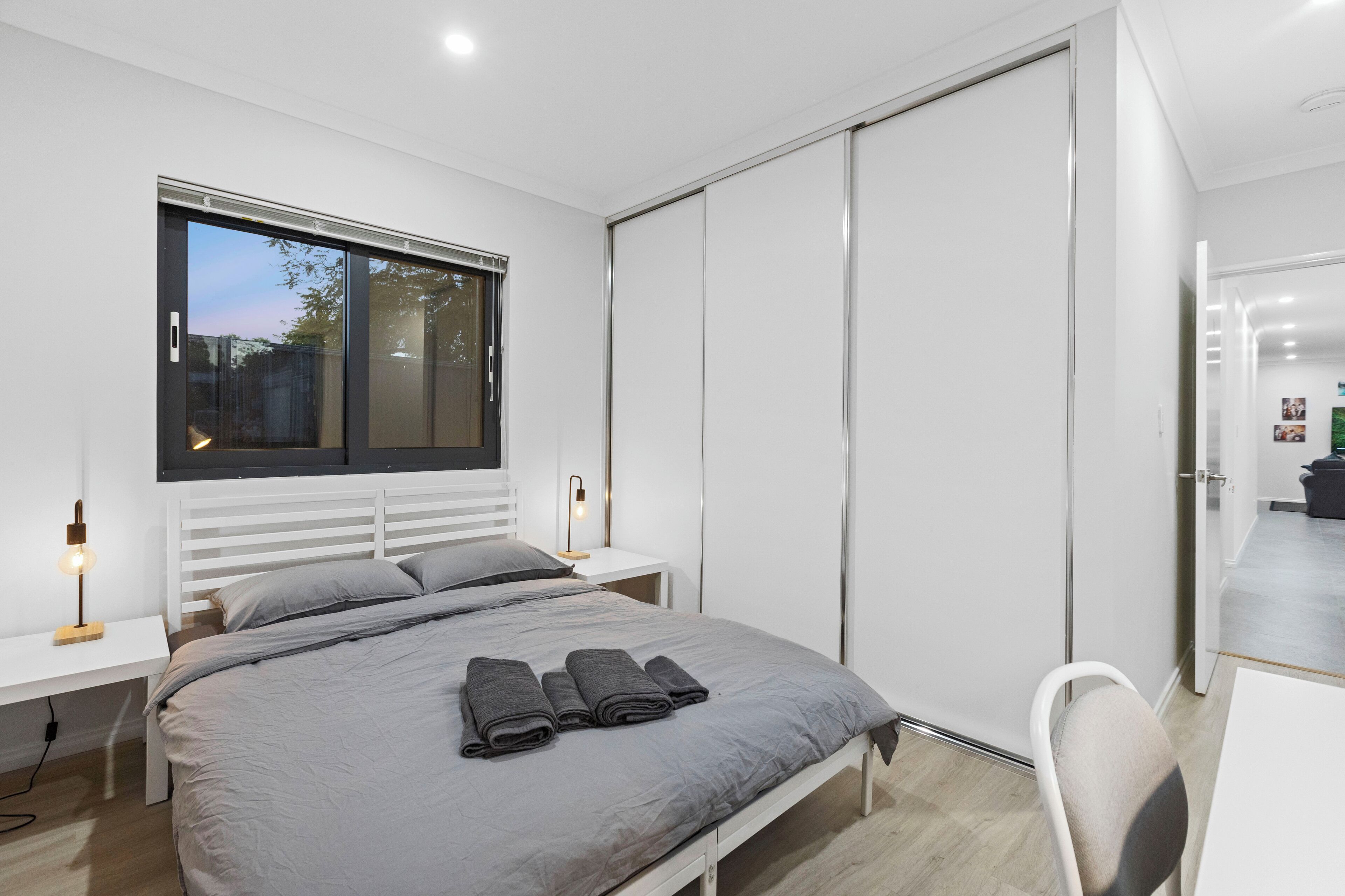 Quarto Duplo Deluxe, 1 cama queen-size | Secretária, secretária adequada para computadores portáteis 