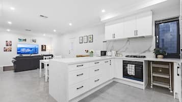 Um frigorífico/congelador grande, um micro-ondas, um forno