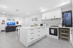 Um frigorífico/congelador grande, um micro-ondas, um forno