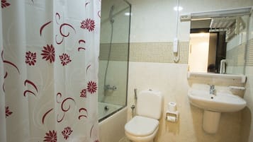 Quarto Individual Económico, varanda, Vista para a cidade | Casa de banho | Uma combinação polibã/banheira, toalhas fornecidas, papel higiénico