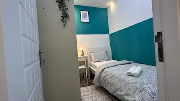 Quarto Individual Económico, varanda, Vista para a cidade | Ferro/tábua de engomar, Wi-fi grátis