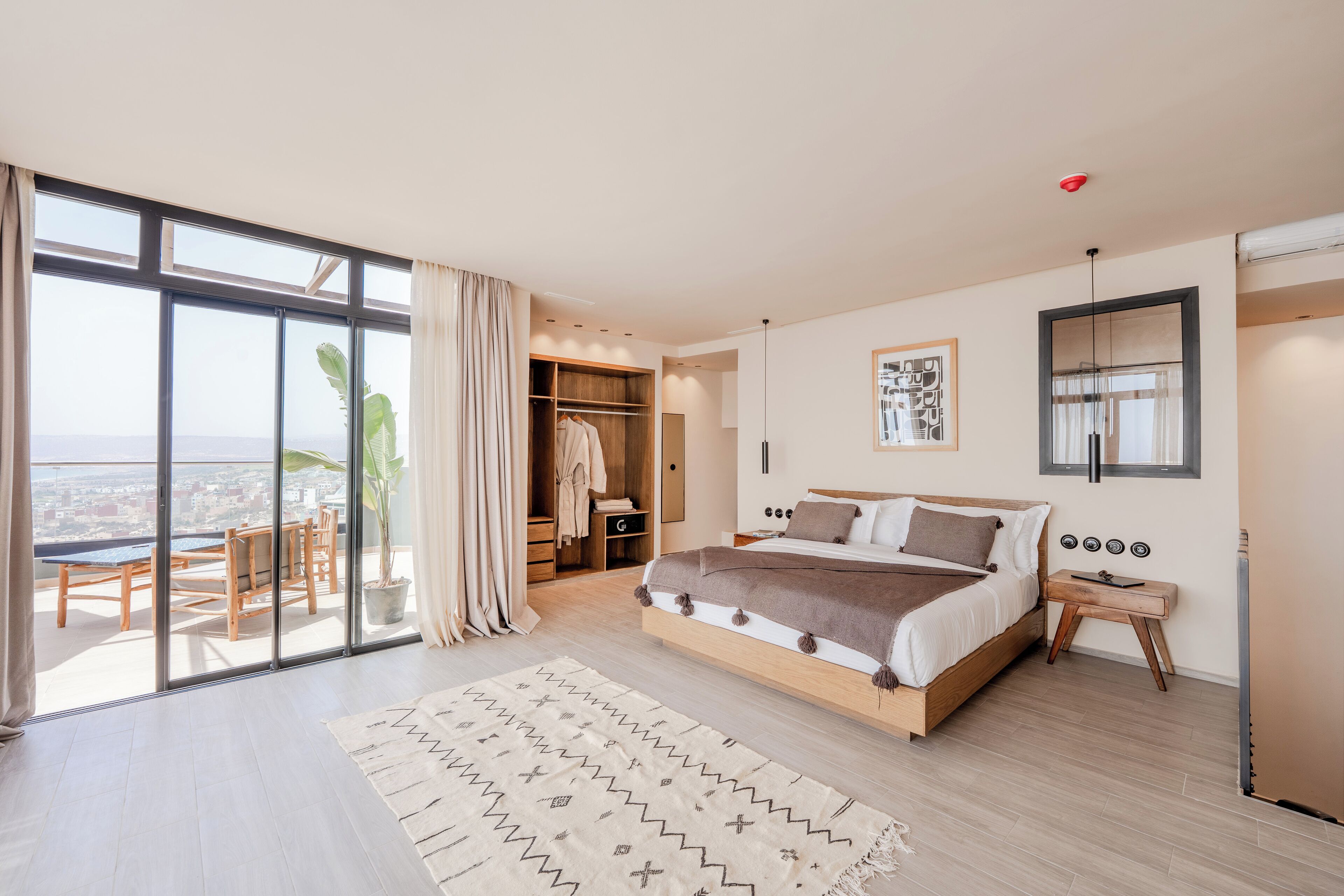 Quarto Royal | Camas de colchão Select Comfort, cofre no quarto 