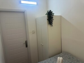 Quarto Duplo Económico, varanda, Vista para a cidade | Secretária, ferro/tábua de engomar, Wi-fi grátis 