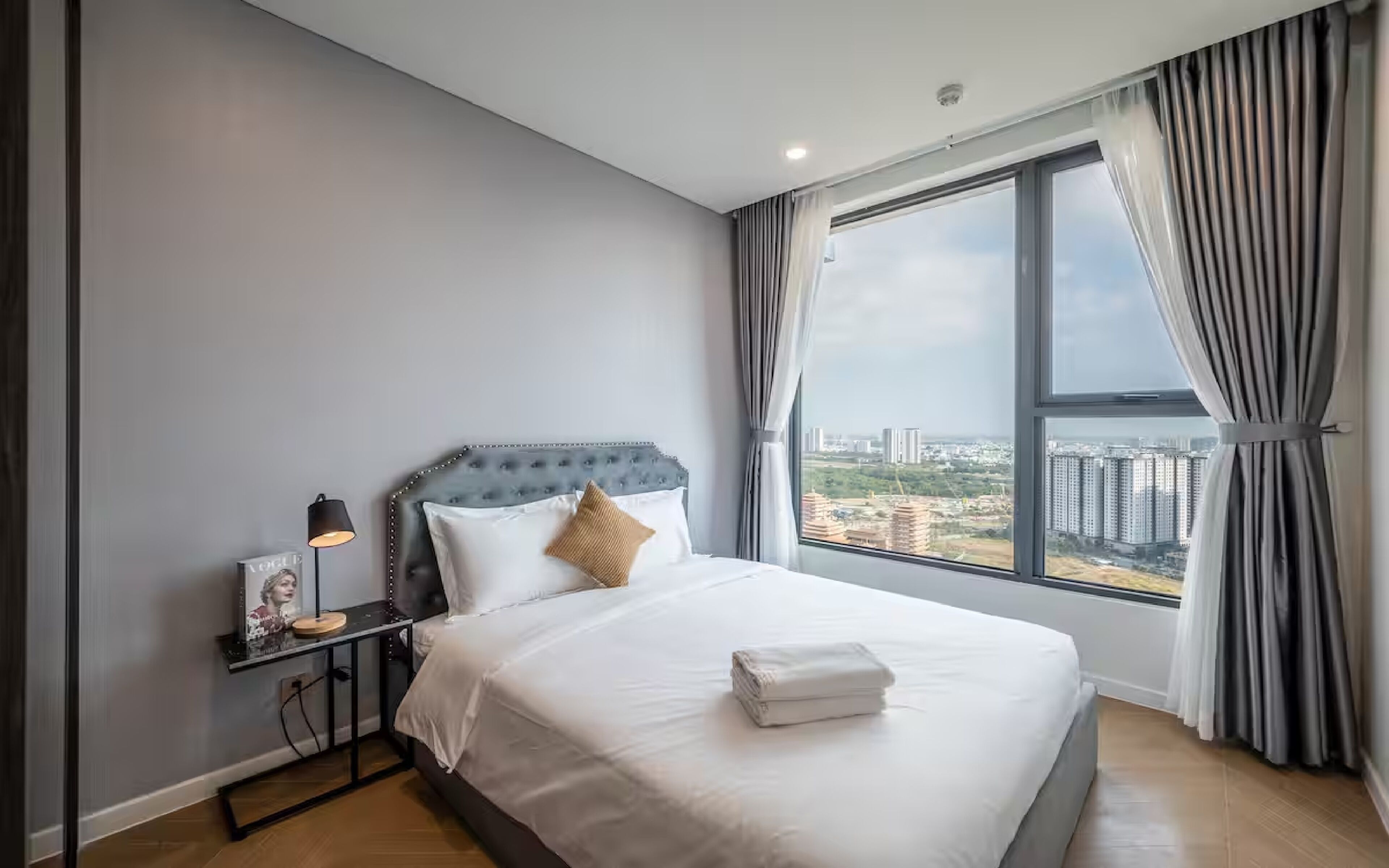 Apartamento superluxo, 2 quartos, vista para a cidade | Frigobar (abastecido com itens grátis), escrivaninha