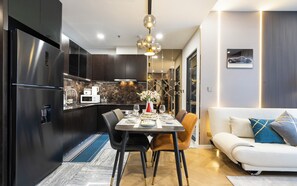 Apartamento superluxo, 3 quartos, ar-condicionado, vista para a cidade | Cozinha privada | Geladeira grande, micro-ondas, fogão, cooktop