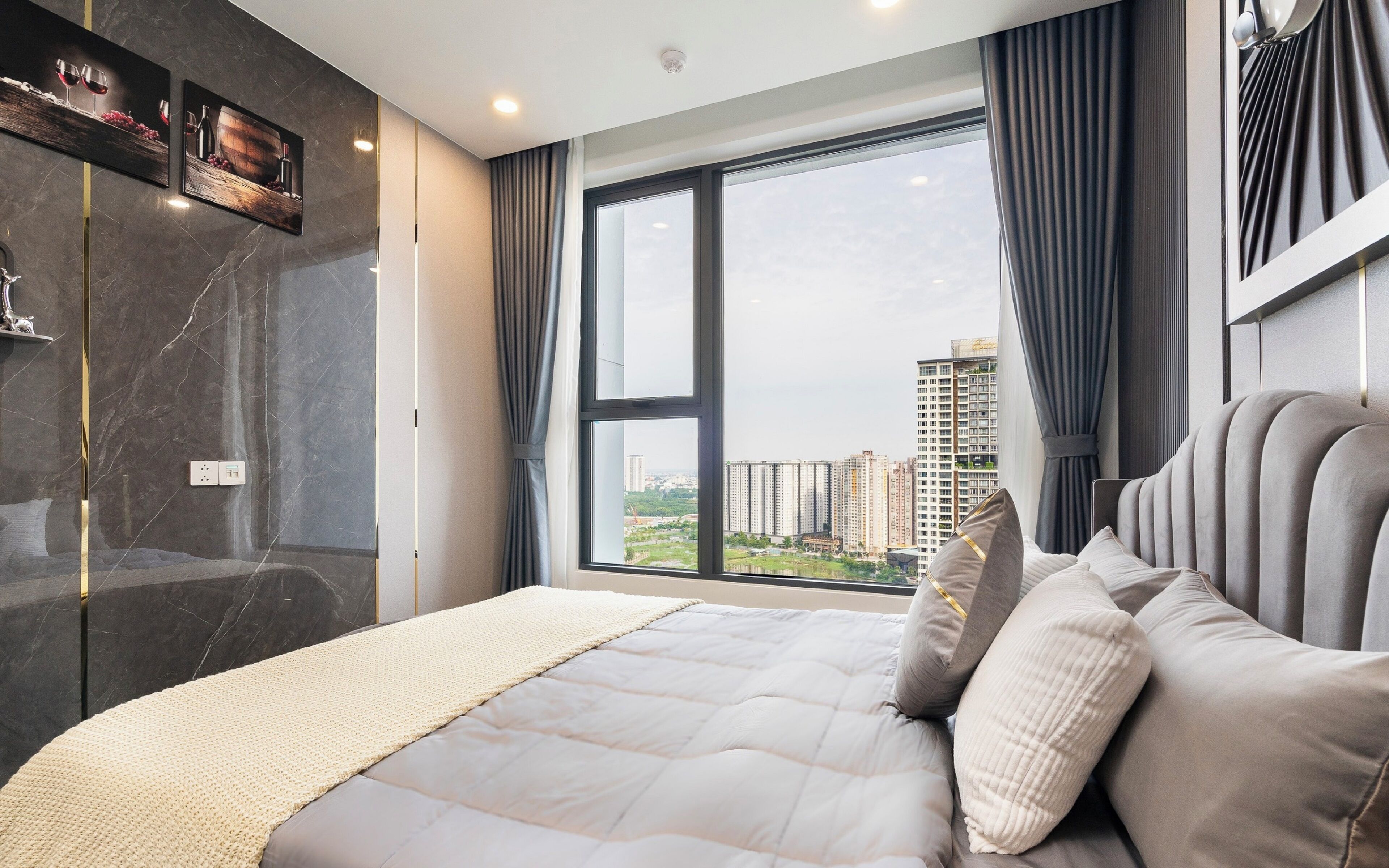 Apartamento superluxo, 3 quartos, ar-condicionado, vista para a cidade | Frigobar (abastecido com itens grátis), escrivaninha