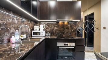 Apartamento de Luxo, 3 quartos, ar condicionado, Vista para a cidade | Cozinha privada | Um frigorífico/congelador grande, um micro-ondas, um forno