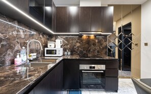 Apartamento superluxo, 3 quartos, ar-condicionado, vista para a cidade | Cozinha privada | Geladeira grande, micro-ondas, fogão, cooktop