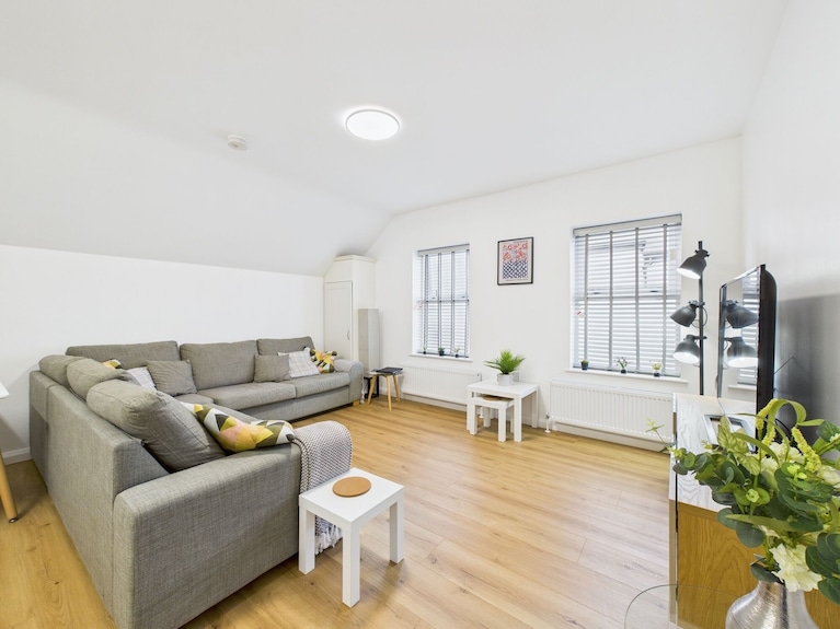 Bright & Modern 2-bed Apartment | Central Location - 卡靈福德