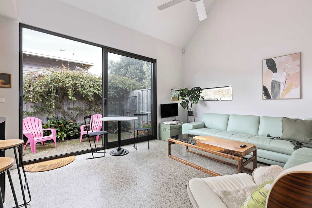 Spacious 1-bed Townhouse In Norlane - North Shore