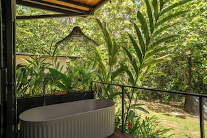 Cabana luxo, vista para o jardim | Vista do quarto