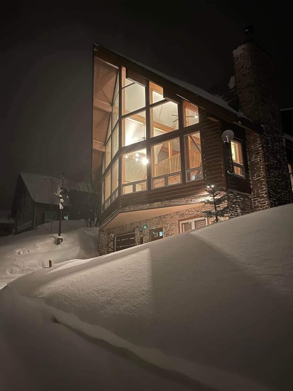 LUXURY SKI OR GOLF HOME 4 Bedroom, 3.5 Bathroom Walk to Rusutsu Resort ...