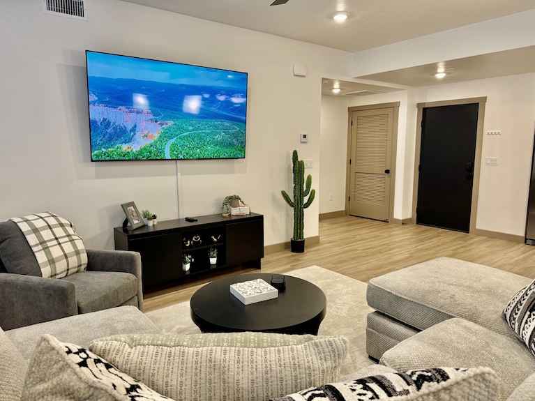 Cliff Side Pool Oasis | Lazy River & Hot Tubs - St. George