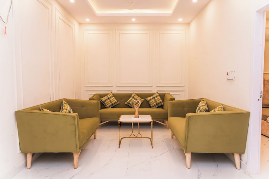 Cozy 4-bedroom Cottage In Enchanting Gurugram With Ac,swimming Pool,open Bar,dj -