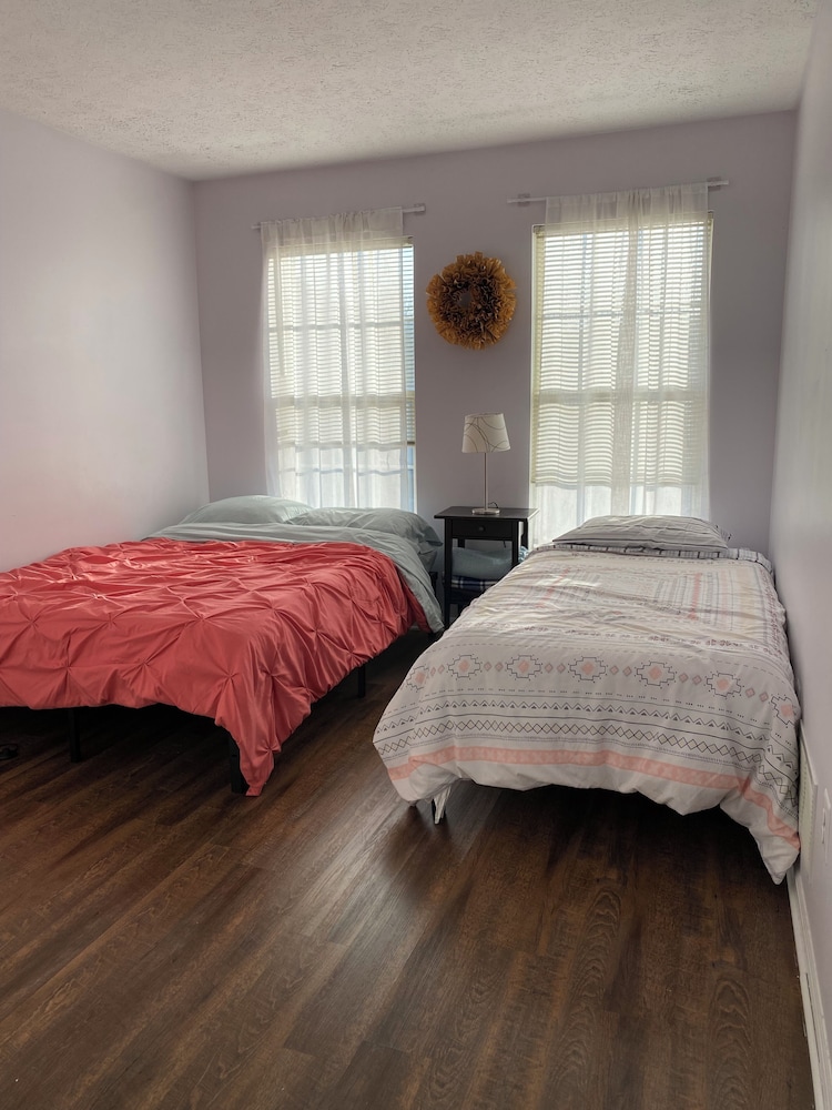 Spacious 3-bedroom townhome 6.8 miles from the University of Delaware ...