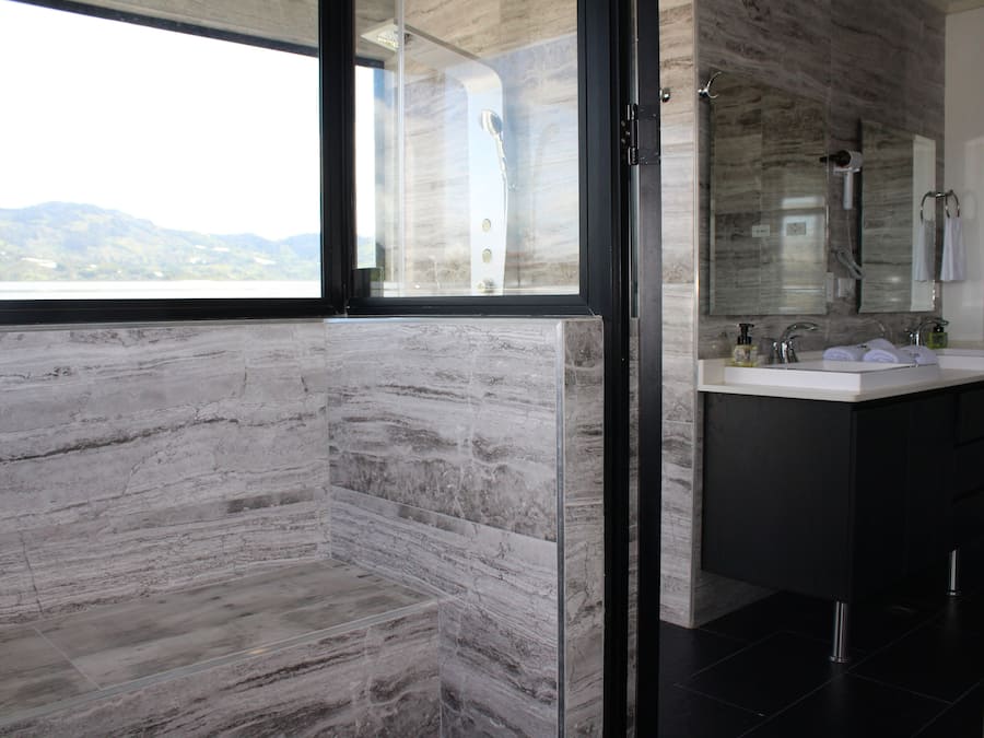 Apartamento superluxo, 2 quartos, vista para a montanha | Banheiro | Secador de cabelo, toalhas de banho, sabonete, shampoo