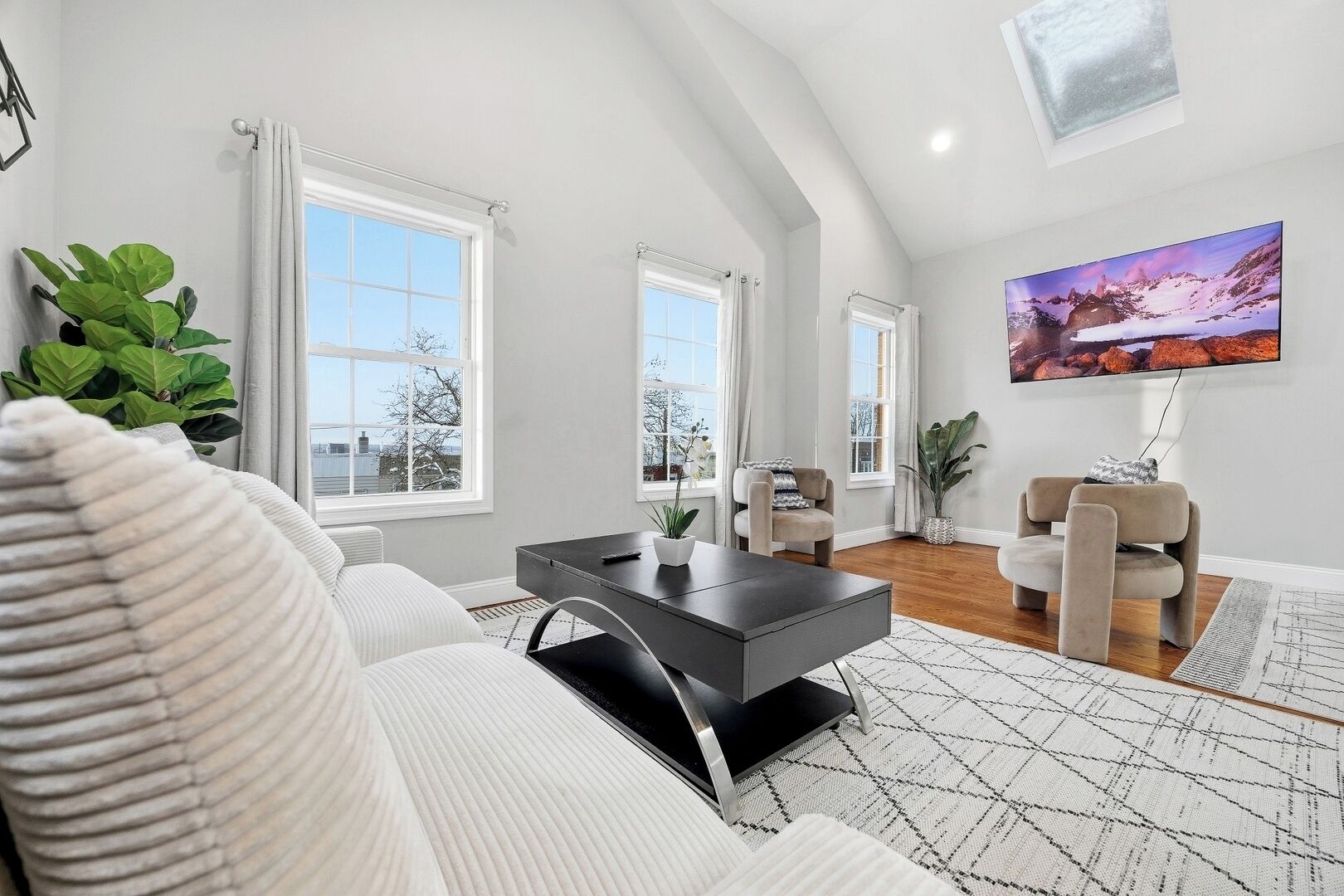 4 Br  Vaulted Living  Sleeps 11 - Jersey City, NJ