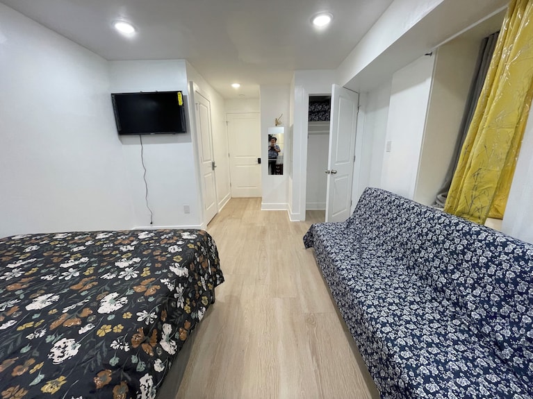 S6, Near Center City Spacious One Bedroom Apartment - Philadelphia, PA