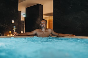 Banheira de hidromassagem interior