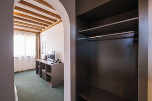 Secretária, ferro/tábua de engomar, Wi-fi grátis 