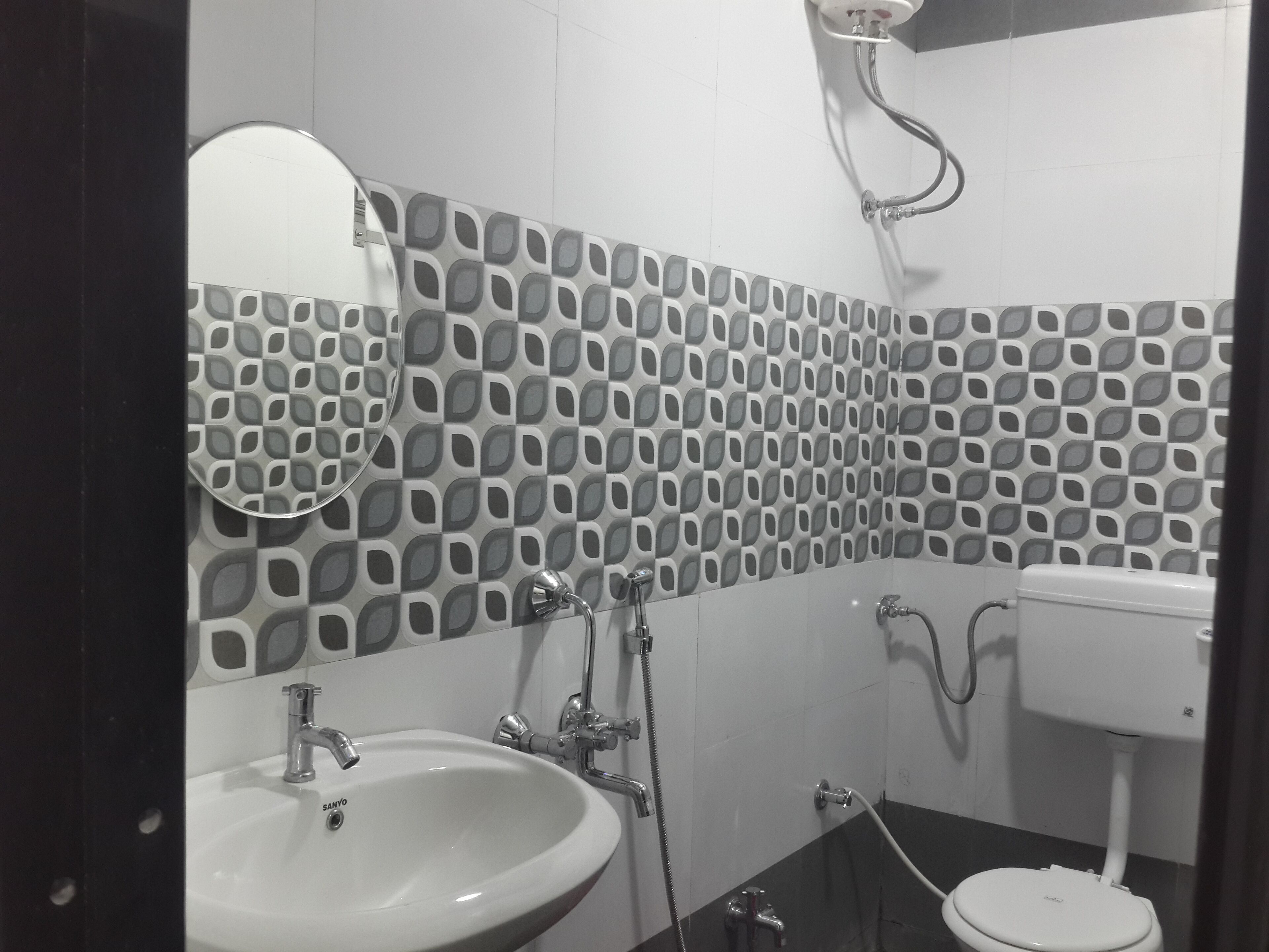 Quarto casal básico, vista para a cidade | Banheiro | Chuveiro, produtos de toalete grátis, toalhas de banho, sabonete