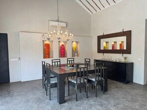 Vila superior, varanda, vista para a piscina | Área de estar