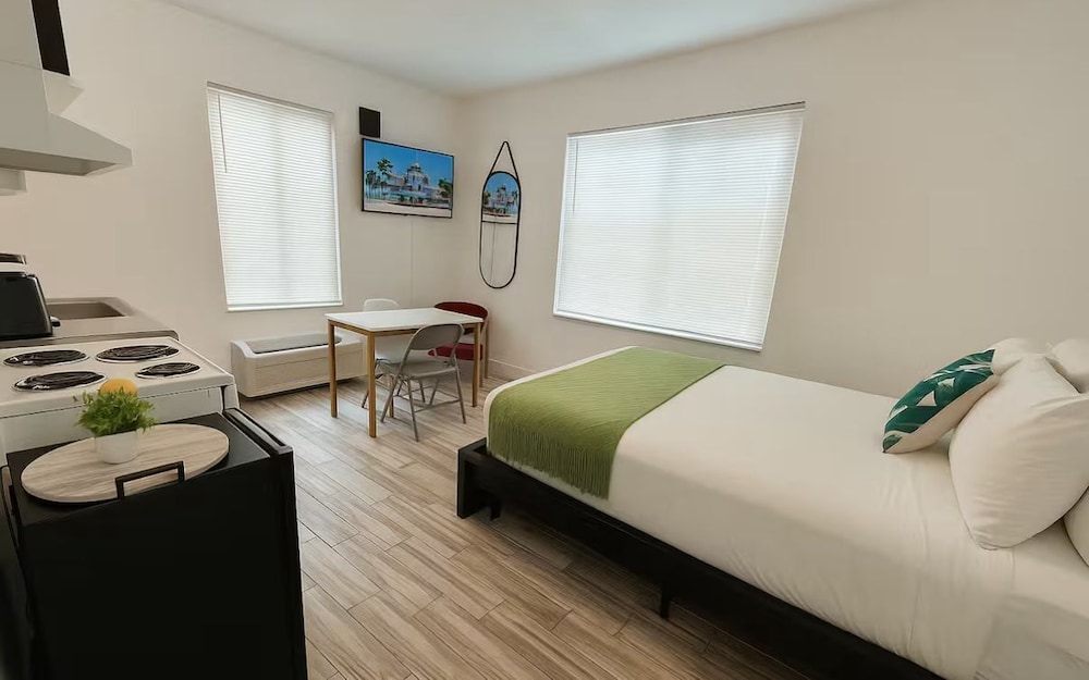 Miami Beachside Comfort Studio Stay - Miami Beach, FL