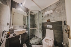 Suíte, sacada | Banheiro | Chuveiro, toalhas de banho, sabonete, shampoo