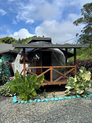 Cabana de Madeira Familiar, varanda, vista para o jardim | Terraço/pátio interior