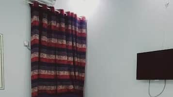 Quarto casal luxo, vista para a cidade | Quartos à prova de som, ferros/tábuas de passar roupa, Wi-Fi de cortesia