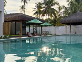 Piscina externa, guarda-sóis