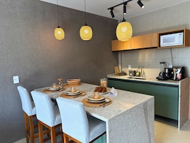 Frigobar, micro-ondas, cooktop, talheres/pratos/utensílios de cozinha