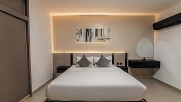 Apartamento econômico, sacada, vista para a cidade | Escrivaninha, espaço de trabalho para notebook, cortinas blackout