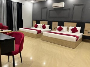 Quarto casal luxo, vista para a montanha | Quartos à prova de som, ferros/tábuas de passar roupa, Wi-Fi de cortesia