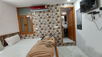 Quarto Duplo Deluxe, varanda, Vista para a cidade | Secretária, secretária adequada para computadores portáteis