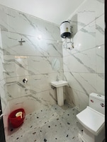 Quarto casal luxo, vista para a cidade | Banheiro | Chuveiro, chinelos, toalhas de banho 