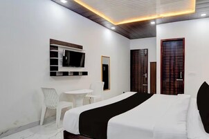 Quarto casal luxo, vista para a cidade | Roupas de cama premium, camas Select Comfort, escrivaninha