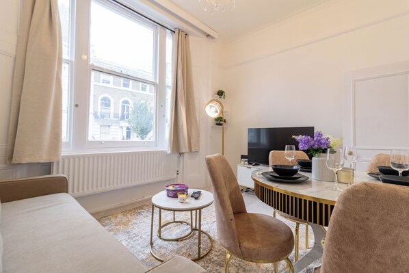 Stylish Chelsea Apartment Sleeps 5. Dream Location in Central London ...