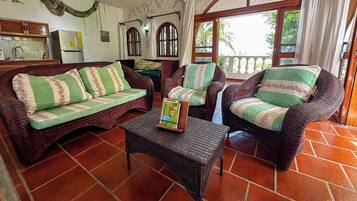 Apartamento Panorâmico, 1 quarto, cozinha, vista para o mar | Sala de estar