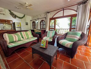 Apartamento panorâmico, 1 quarto, cozinha, vista para o mar | Área de estar