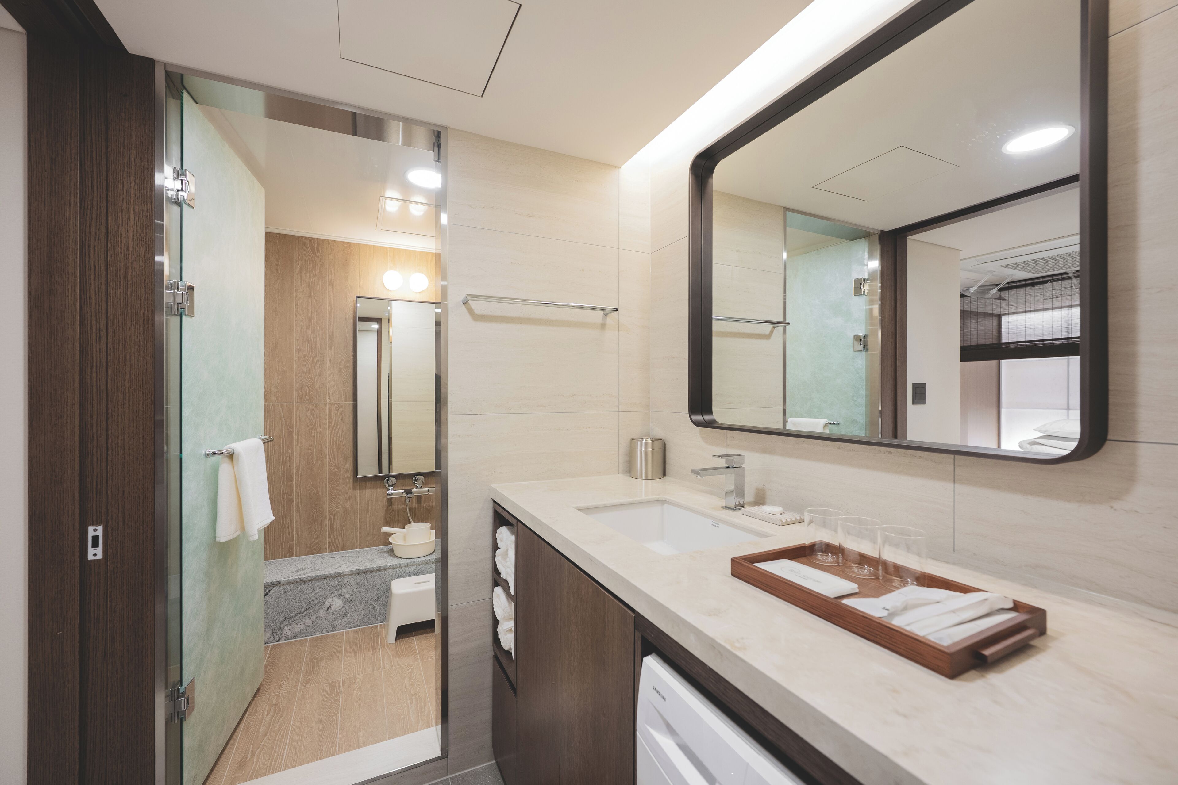 [Hansuite Seoul] Myeongdong Loft for 5 - New Opening 301 | Casa de banho | Um polibã, um secador de cabelo, chinelos, toalhas fornecidas 