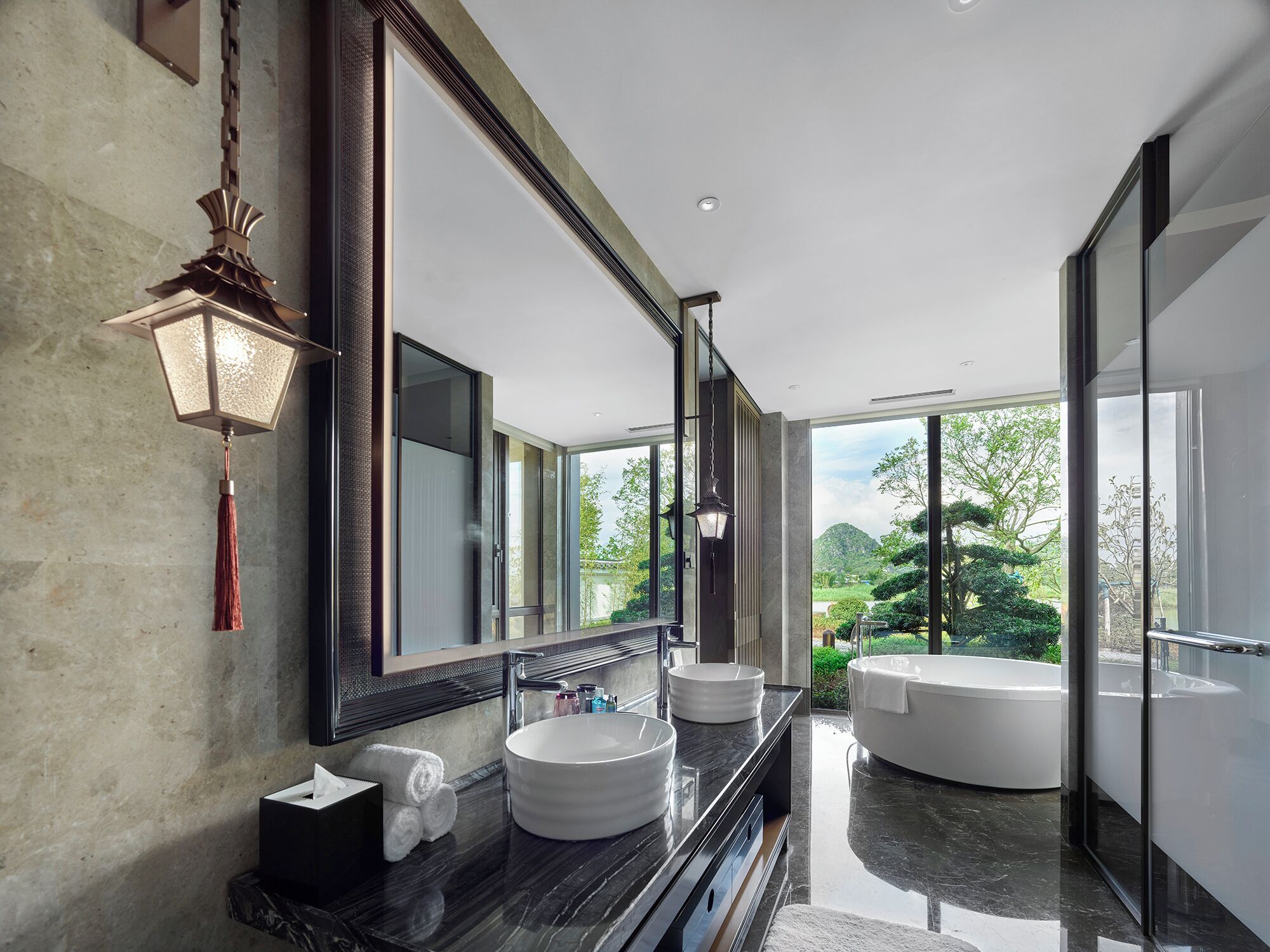 Suite de Luxo, pátio, vista para o lago | Casa de banho | Uma combinação polibã/banheira, um secador de cabelo, chinelos 