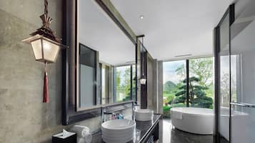 Suite de Luxo, pátio, vista para o lago | Casa de banho | Uma combinação polibã/banheira, um secador de cabelo, chinelos
