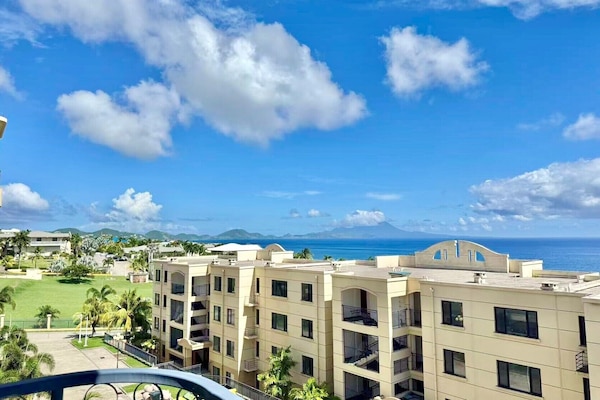 Suite-Estúdio Premier, 1 cama king-size, varanda, vista parcial para o mar | Terraço/pátio interior