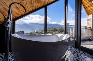 Quarto Sénior, vista para a montanha | Casa de banho | Produtos de higiene exclusivos, um secador de cabelo, chinelos, um bidé