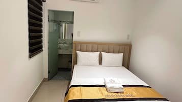 Um polibã, artigos de higiene pessoal grátis, um secador de cabelo